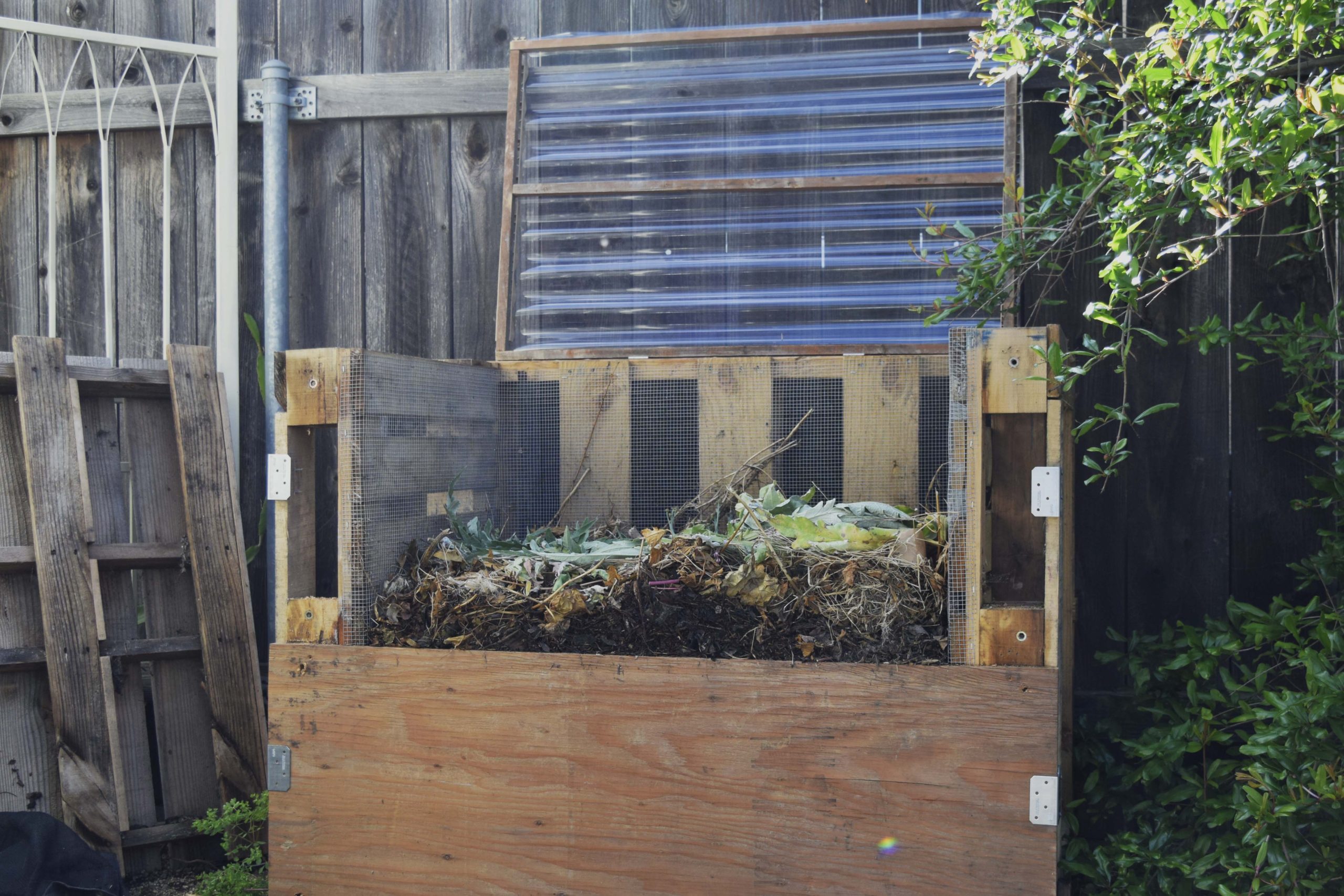 An Urban Pallet Compost Bin Design ~ Freckled Californian ~ A ...
